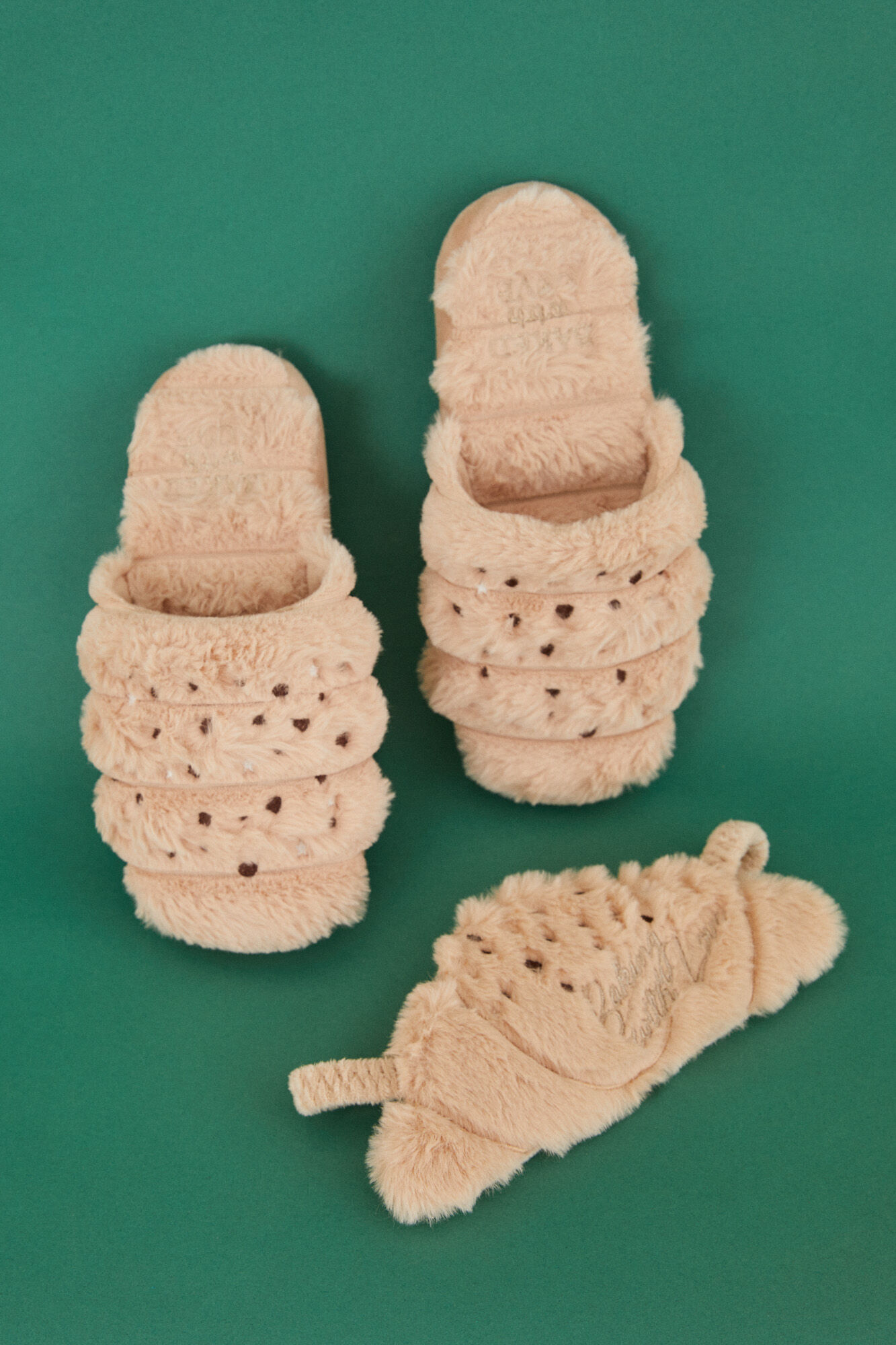 Manolo Bakes croissant slippers | Accessories | WomenSecret