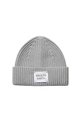 Gorro de malha e textura suave. Borda voltada e detalhe letras "Back to ...