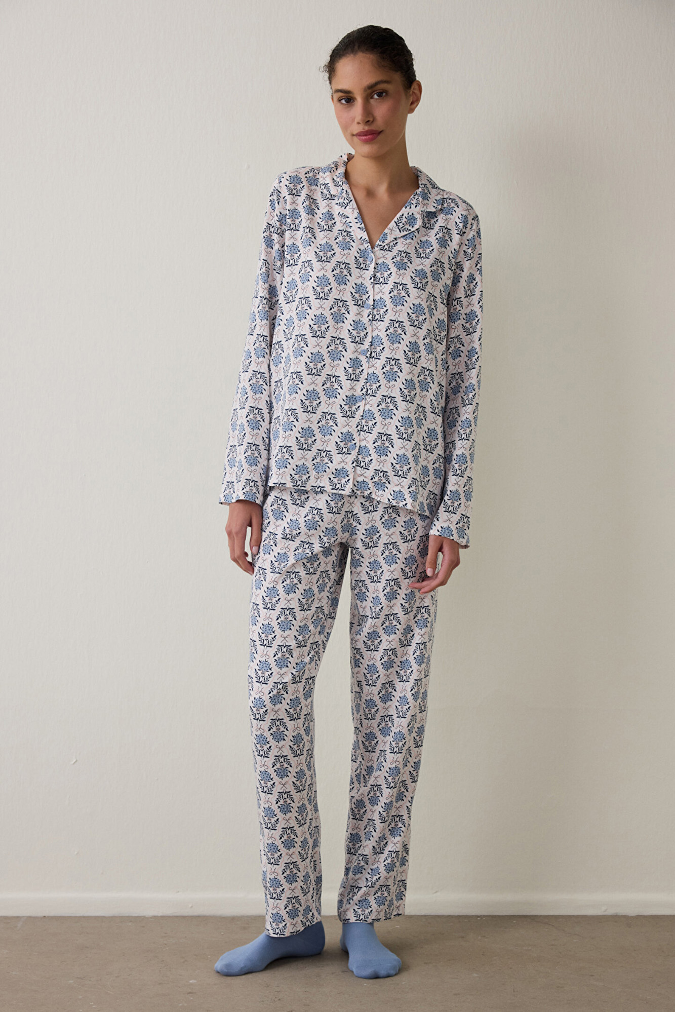 Conjunto de pijama de manga larga con estampado de flores azules ...