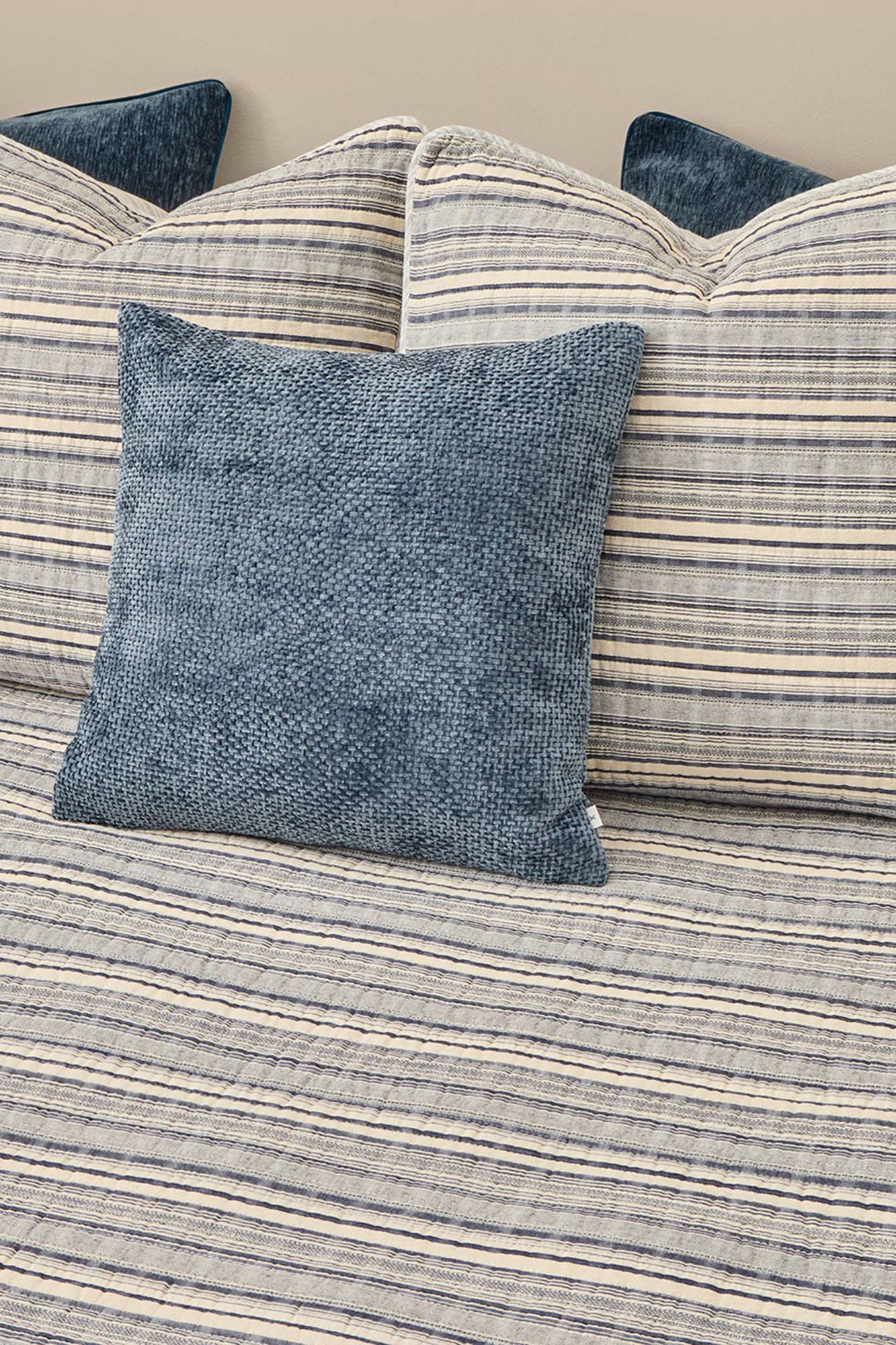 Striped bedspread | Bedding and textiles for the bedroom | WomenSecret