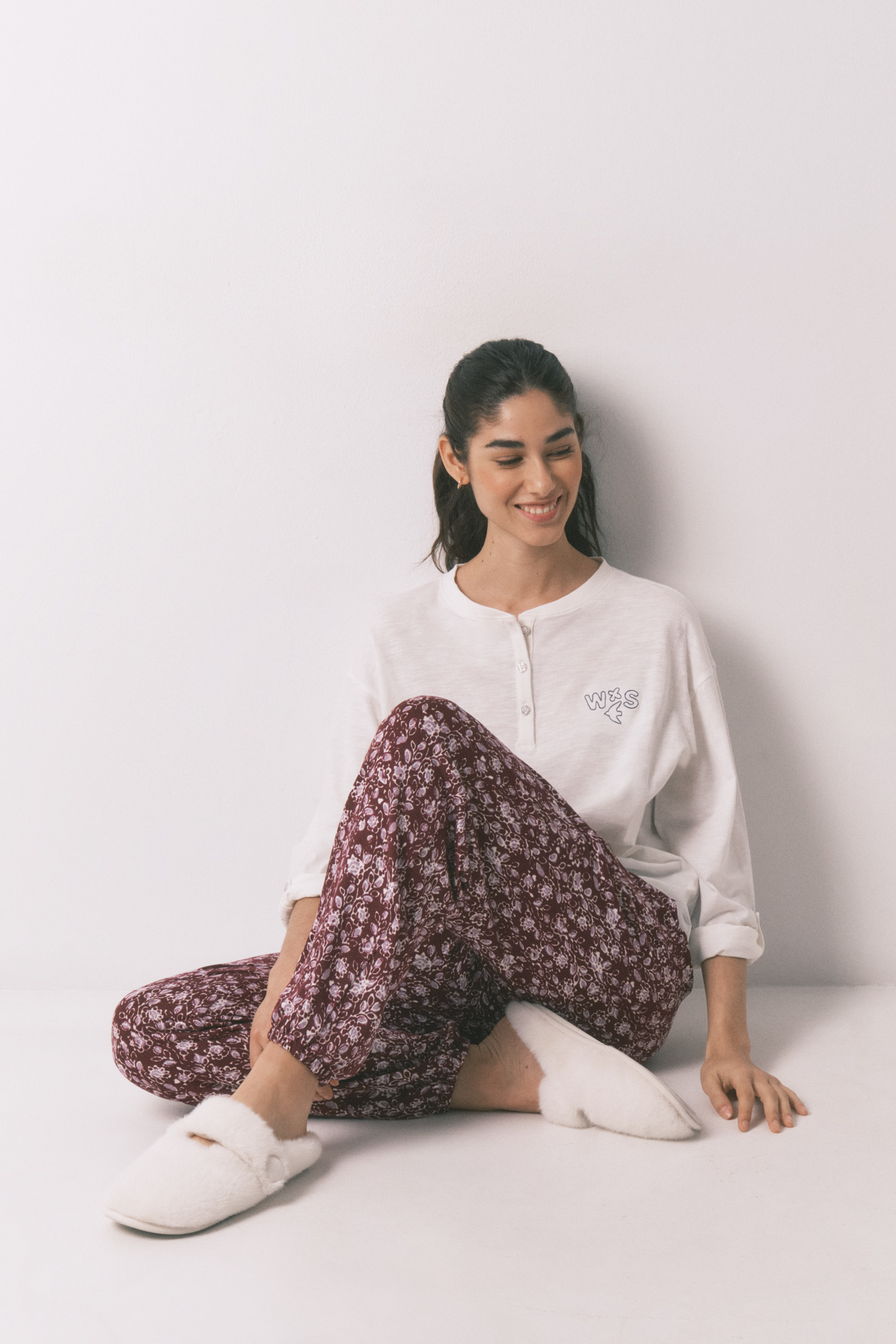 Bordeauxrote lange Hose mit Blumenmuster | Lange Damenpyjamas | WomenSecret