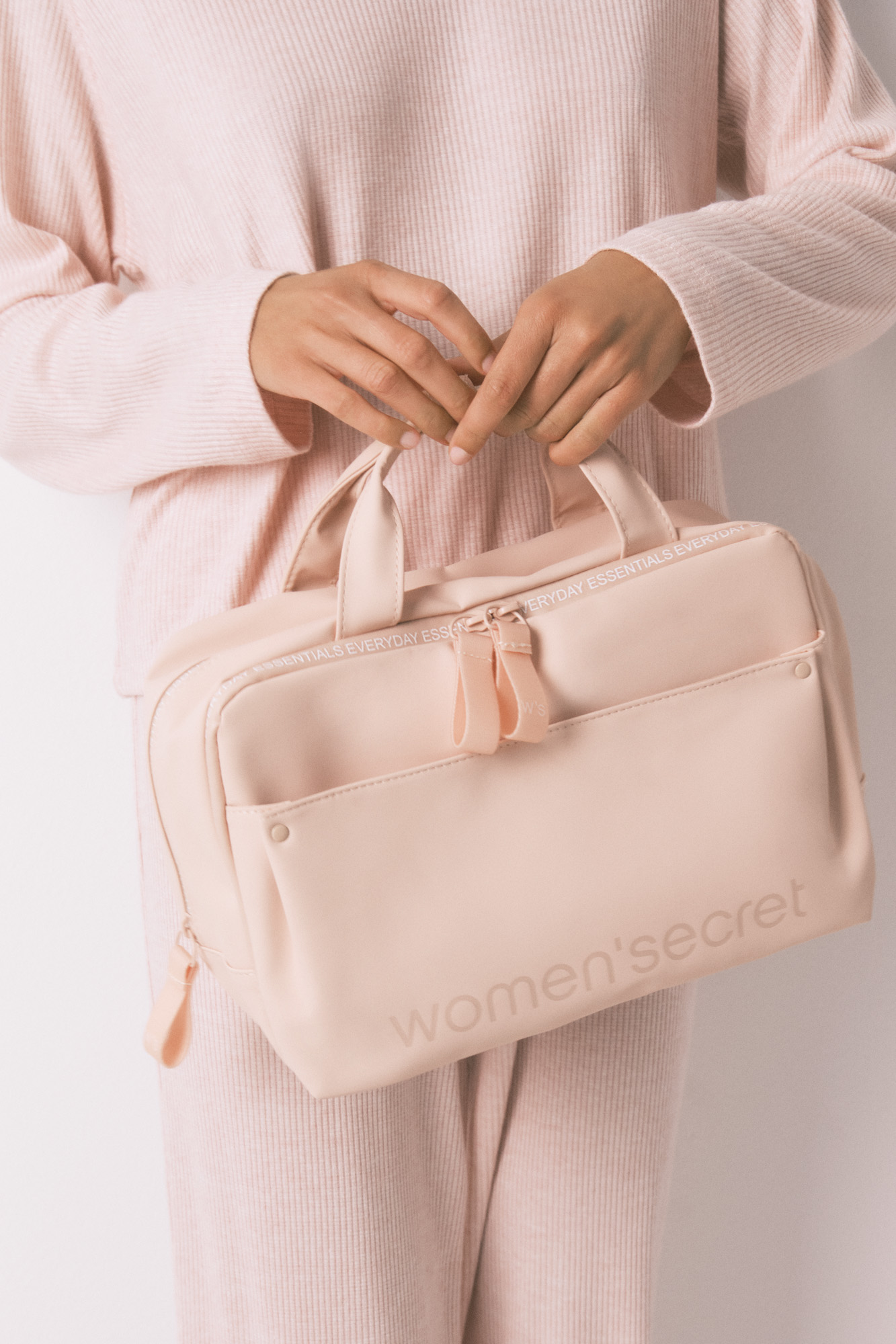 Neceser grande rubber rosa | Neceseres de mujer | WomenSecret