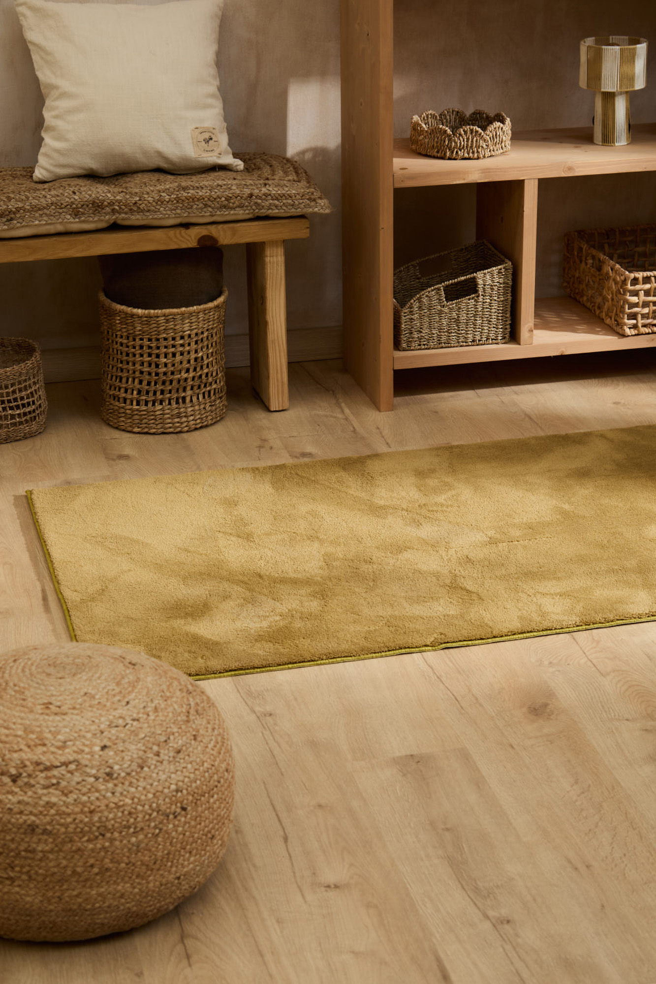 Alfombra lavable de pelo suave mostaza Apolo | Textil para salón ...