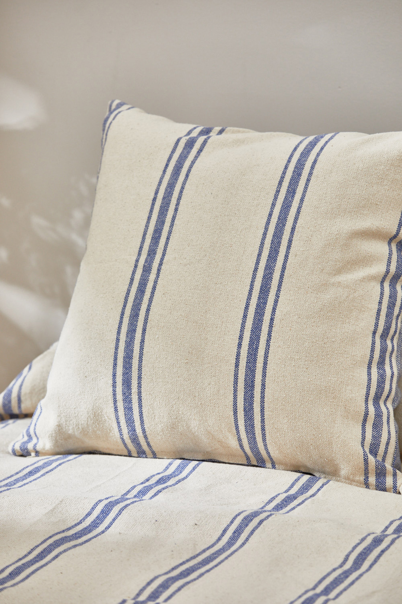 Capa de coxim com risca tecida azul Bari | Têxteis para a sala ...