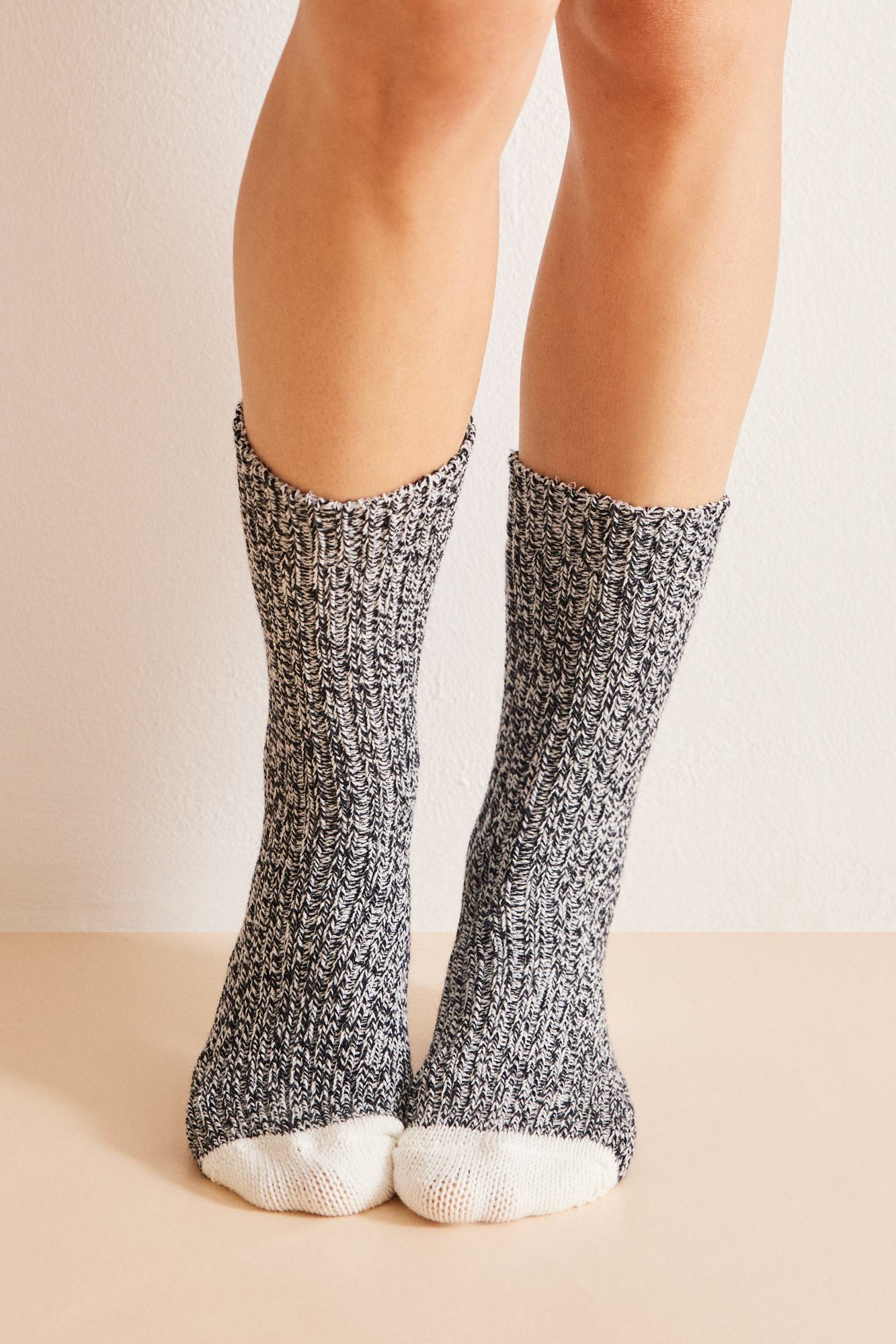 Calcetines medios textura gris oscuro | Calcetines de mujer | WomenSecret