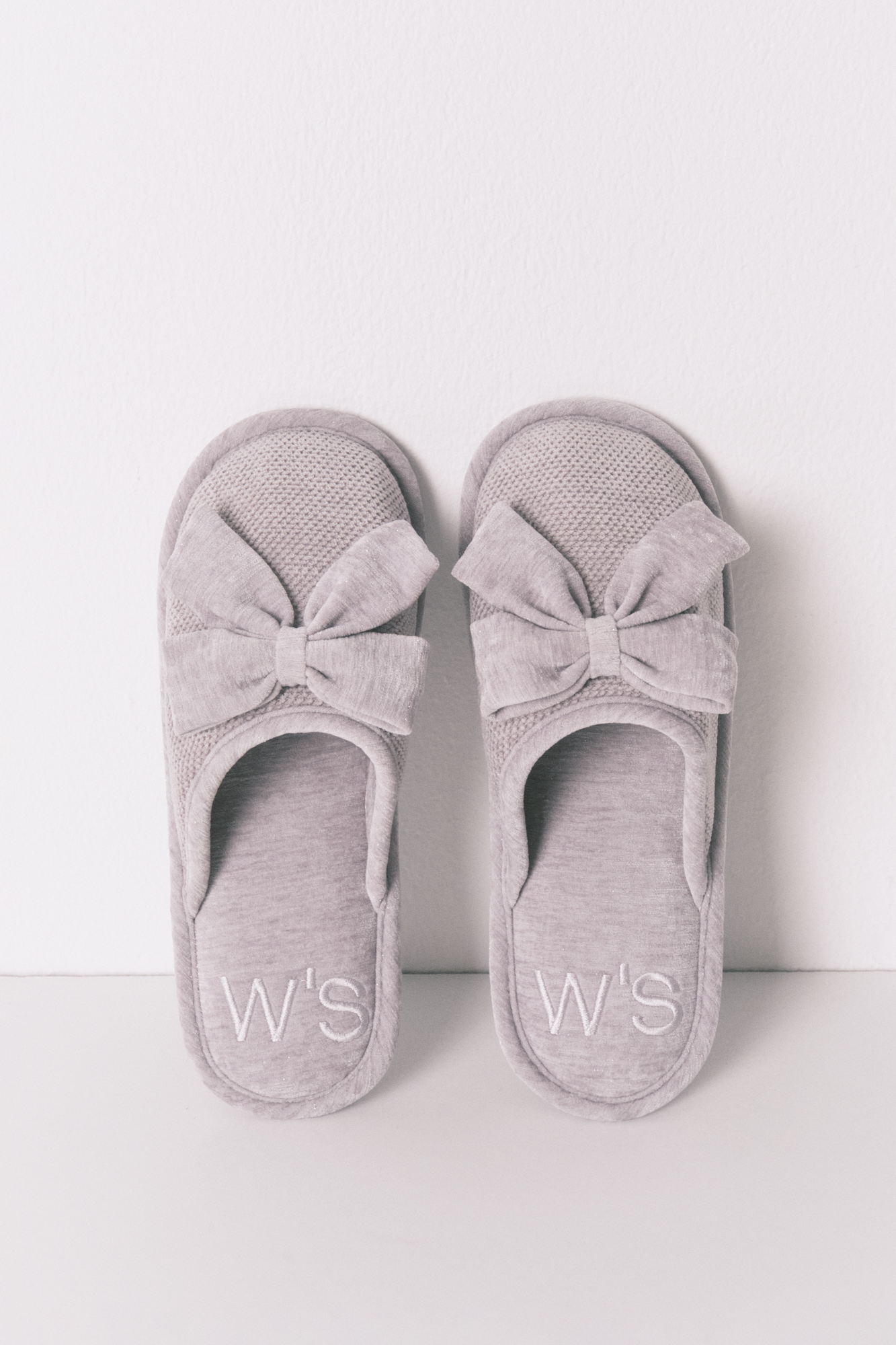 Closed grey chenille slippers | Kapcie i pantofle domowe dla kobiet ...